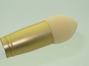 You NEED this: Elizabeth Arden Makeup Blender Brush Review - Musings of ...